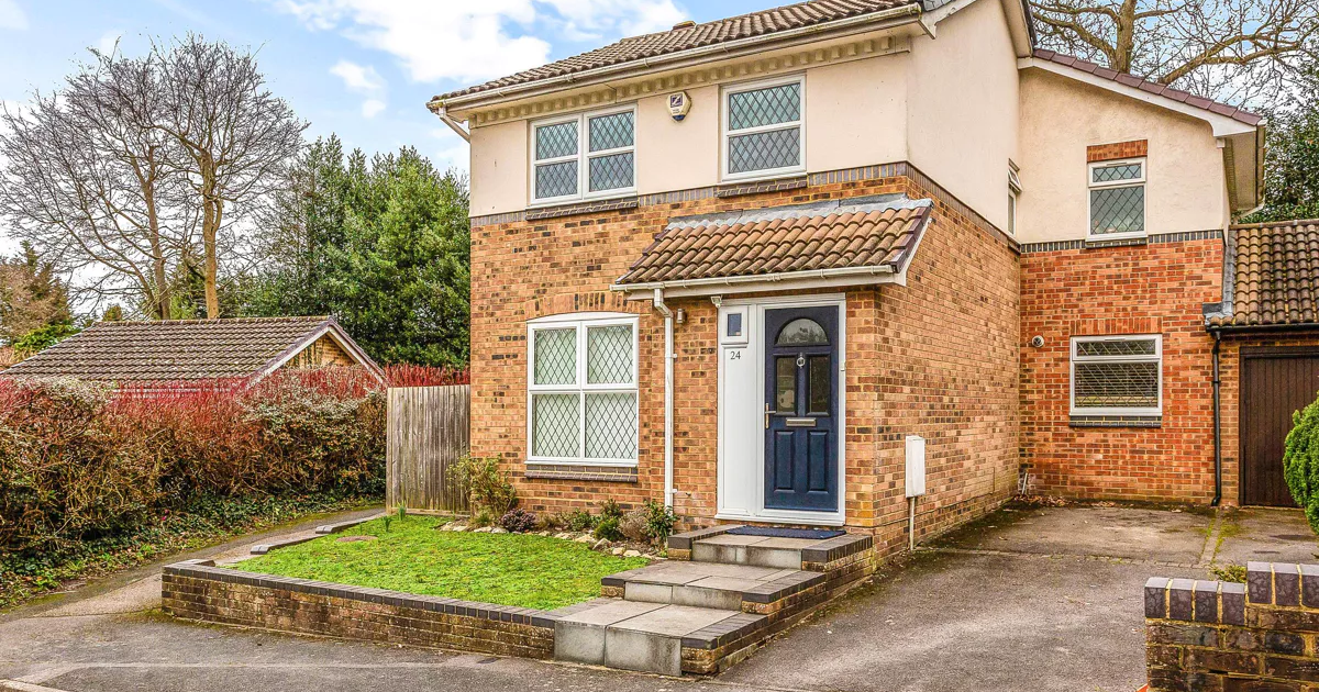 Blackthorn Drive, Lightwater | Jitty